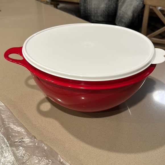 Tupperware | Kitchen | Tupperware Thatsa Large Bowl 78l 32 Cup New ...